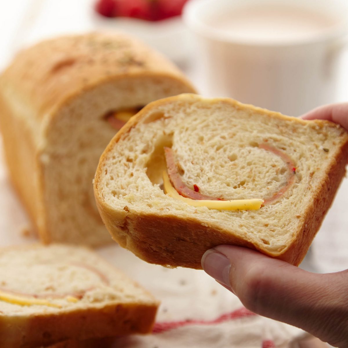 Roti Wholemeal dengan Turkey Ham dan Keju Cheddar - QL Kitchen